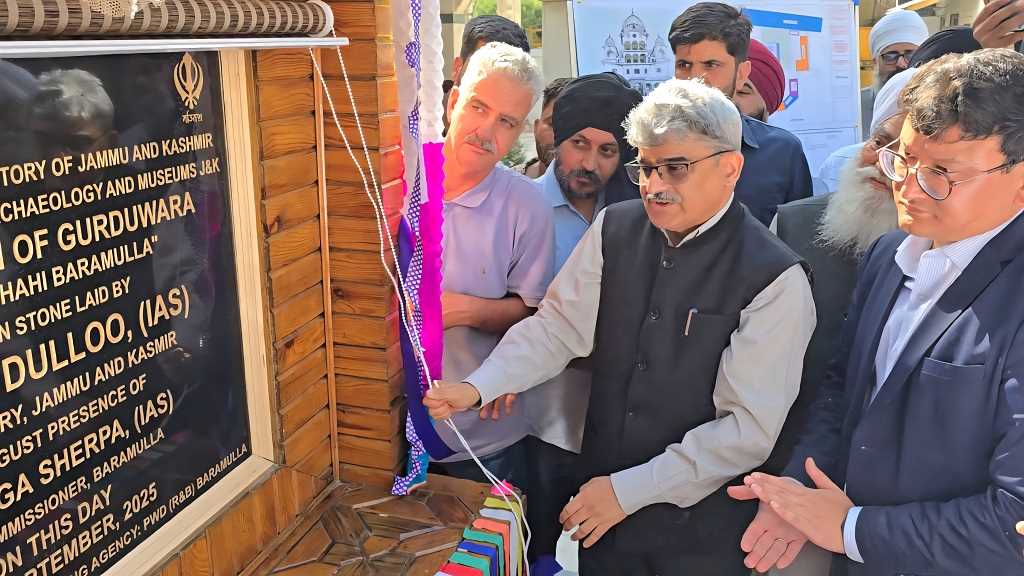 Atal Dulloo visits Baramulla, inaugurates Sewa Parv Mela