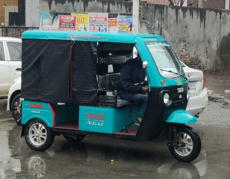 Rash driving by e-rickshaw drivers puts passengers' lives at risk